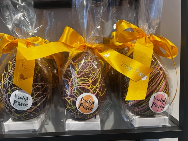 XL chocolade ei met krullen - Echte Bakker Steehouder